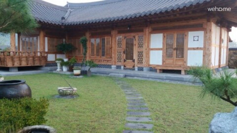 Hanok and stone walls, selected as the best Hanok - Hanok room ...